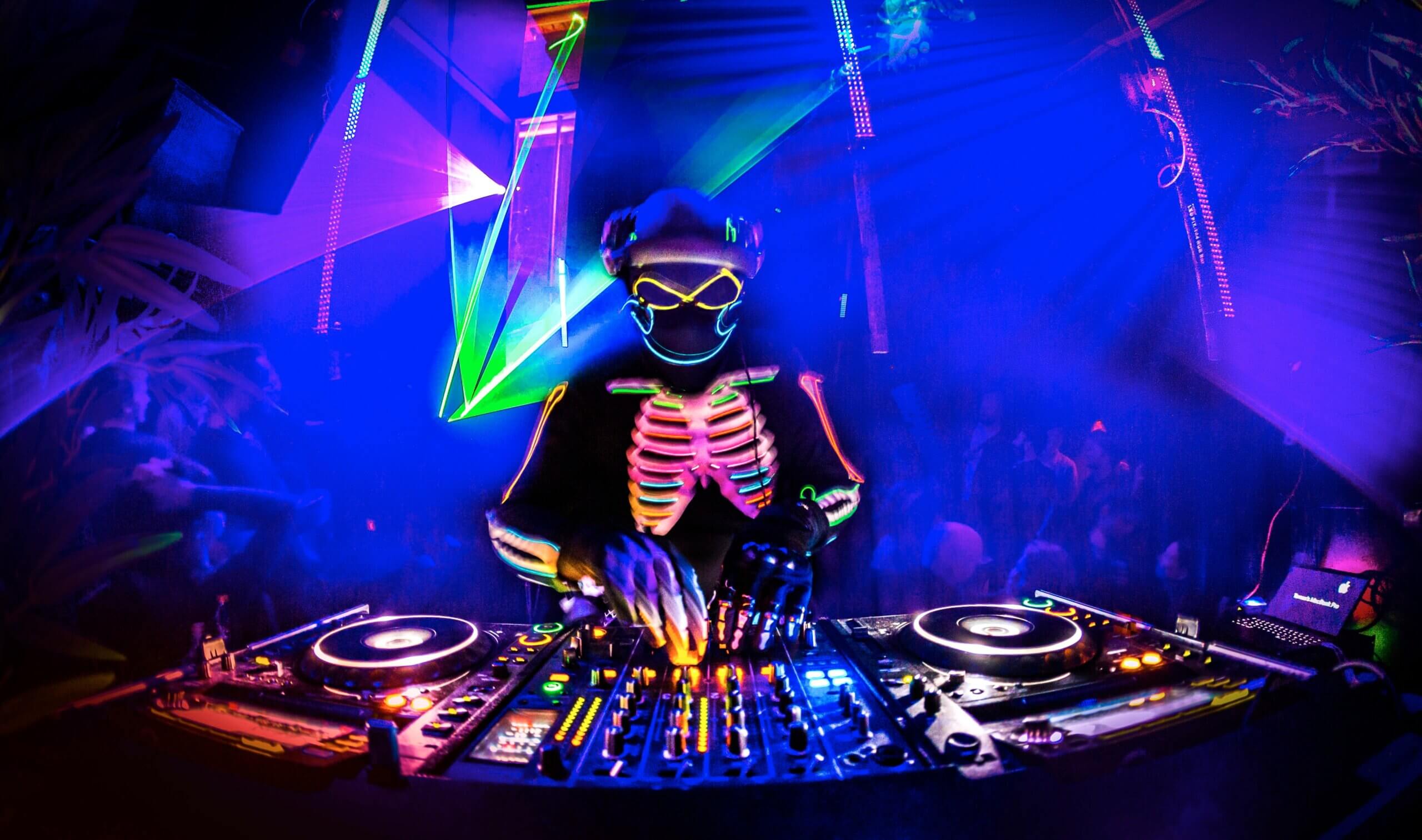 Skeleton-Man: show de DJ y baile en vivo - Skeleton-Man