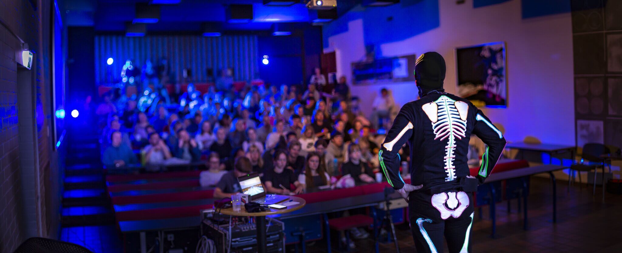 Skeleton-Man - Eksistentiel refleksion i arbejdslivet - Skeleton-Man